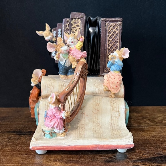 Accents | Moving Accordion Mouse Orchestra Music Box Its A Small World ...